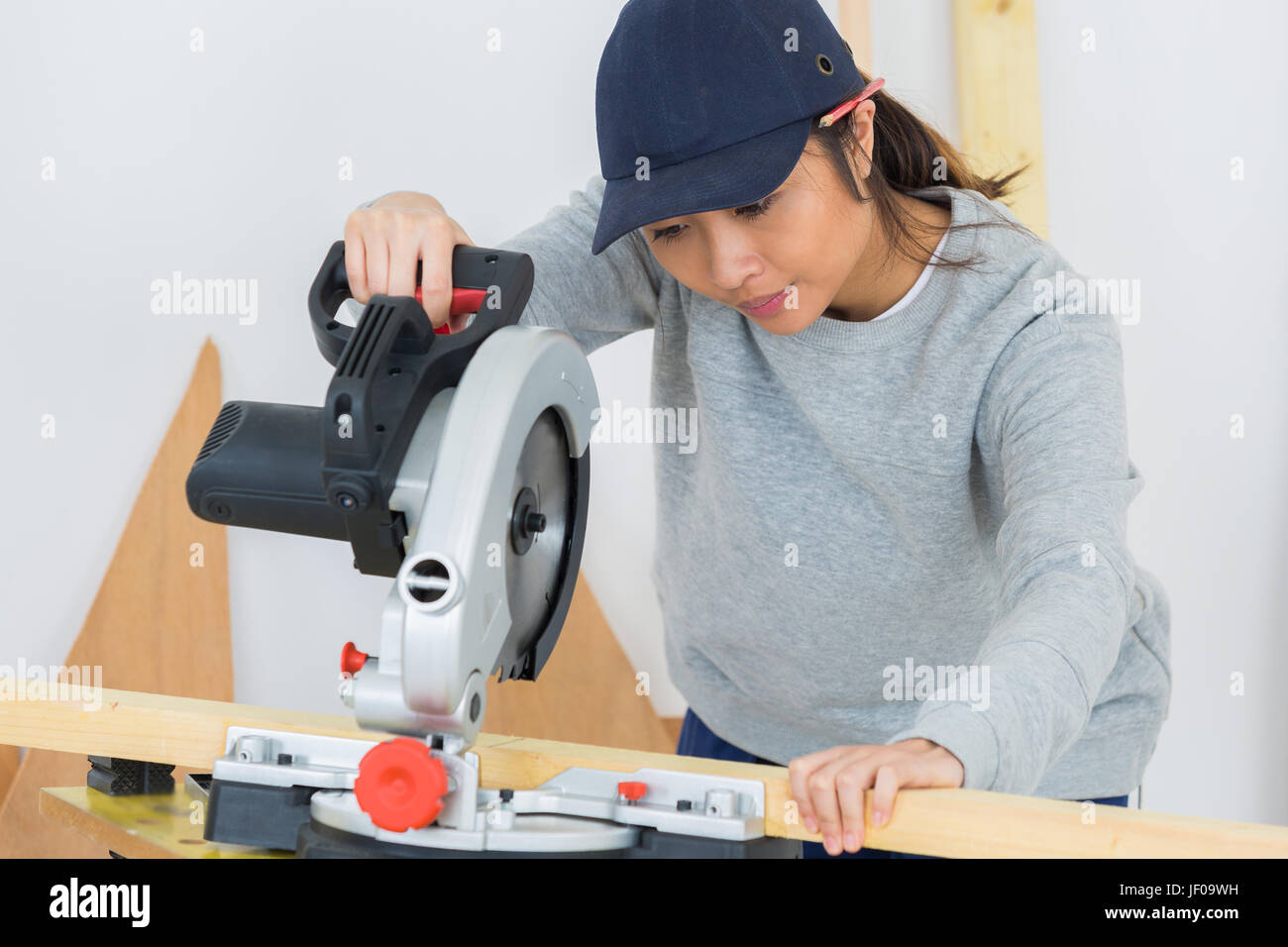 Female worker using circular saw Stock Photo - Alamy