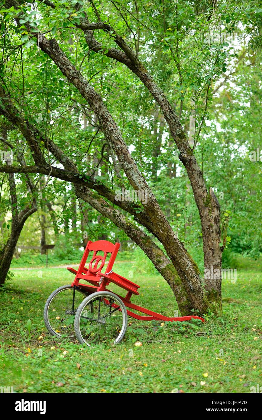 Red garden cart hi-res stock photography and images - Alamy