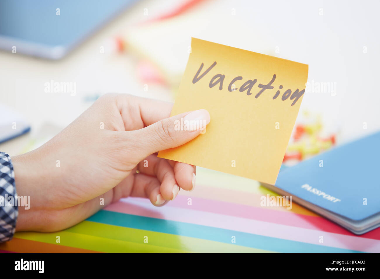 Vacation text on adhesive note Stock Photo - Alamy