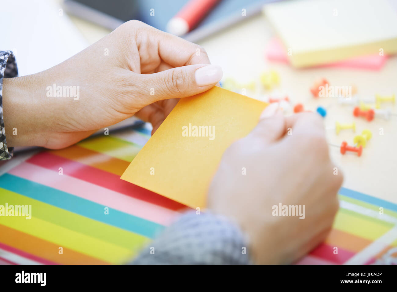 Hand holding yellow sticky note hi-res stock photography and images - Alamy
