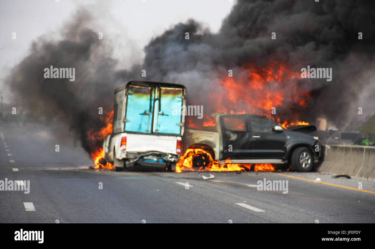 Car collision and smoke hi-res stock photography and images - Alamy
