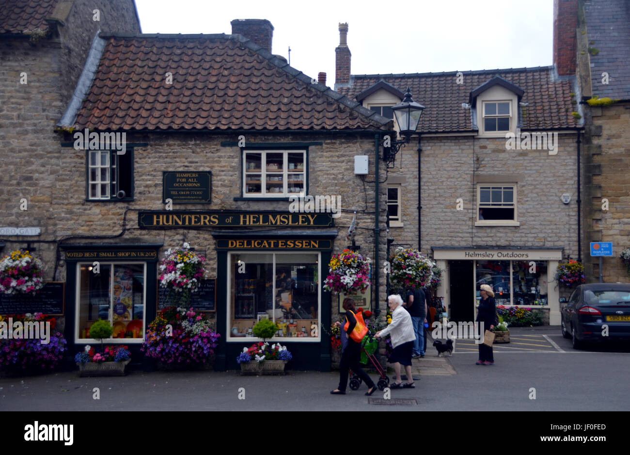 Hanging shop signs uk hi-res stock photography and images - Alamy