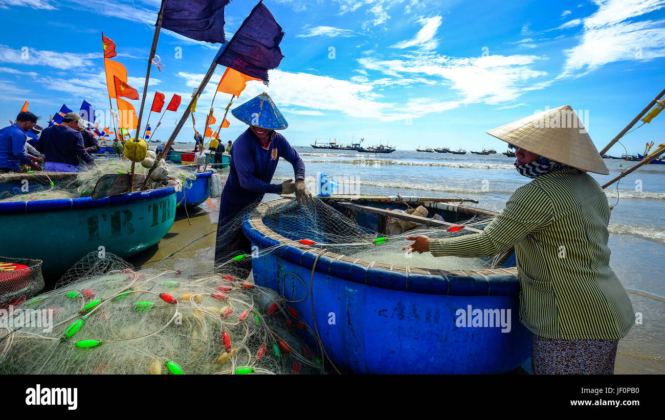 Fishermen sorting fishing nets hi-res stock photography and images - Alamy