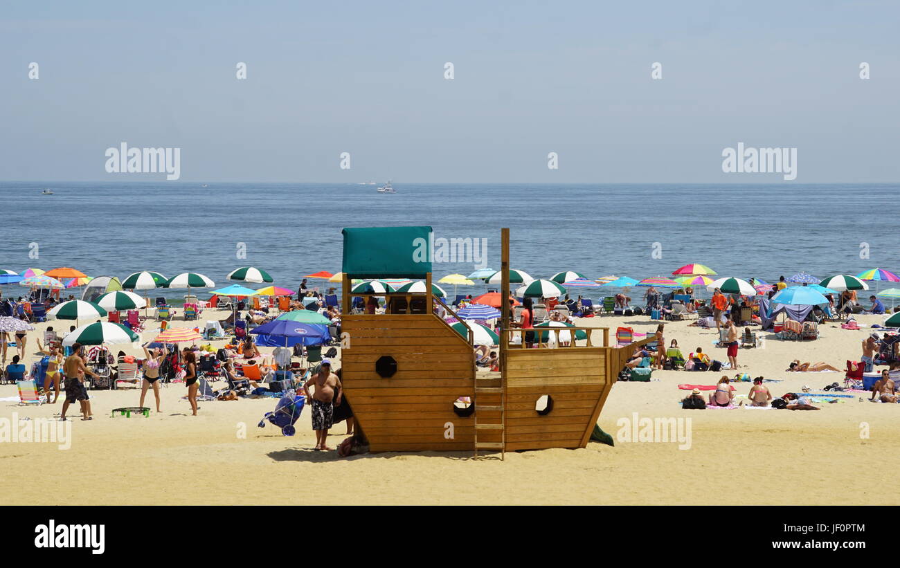 New jersey beach scene in summer hi-res stock photography and images ...