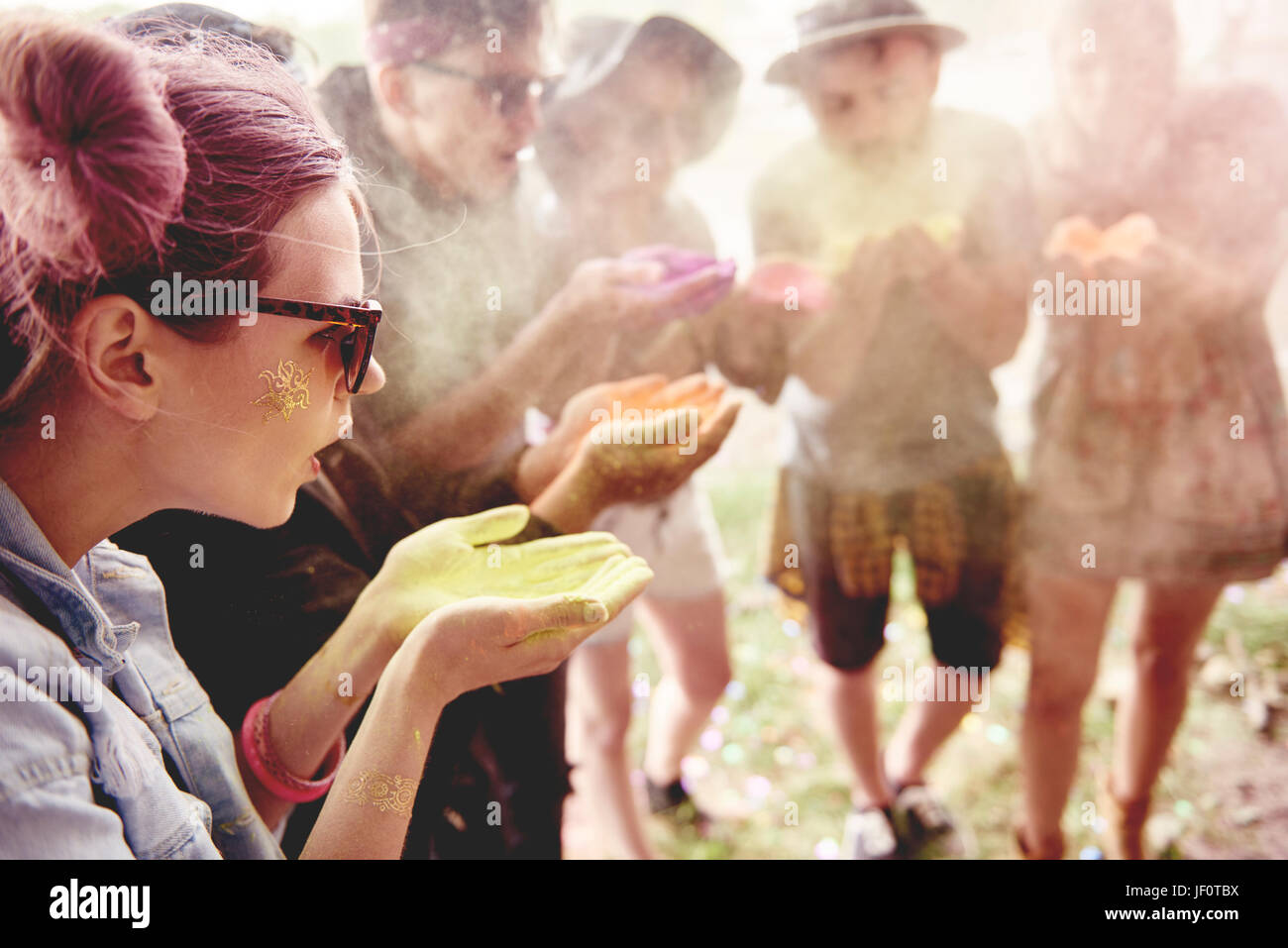 People play colored powder hi-res stock photography and images - Alamy
