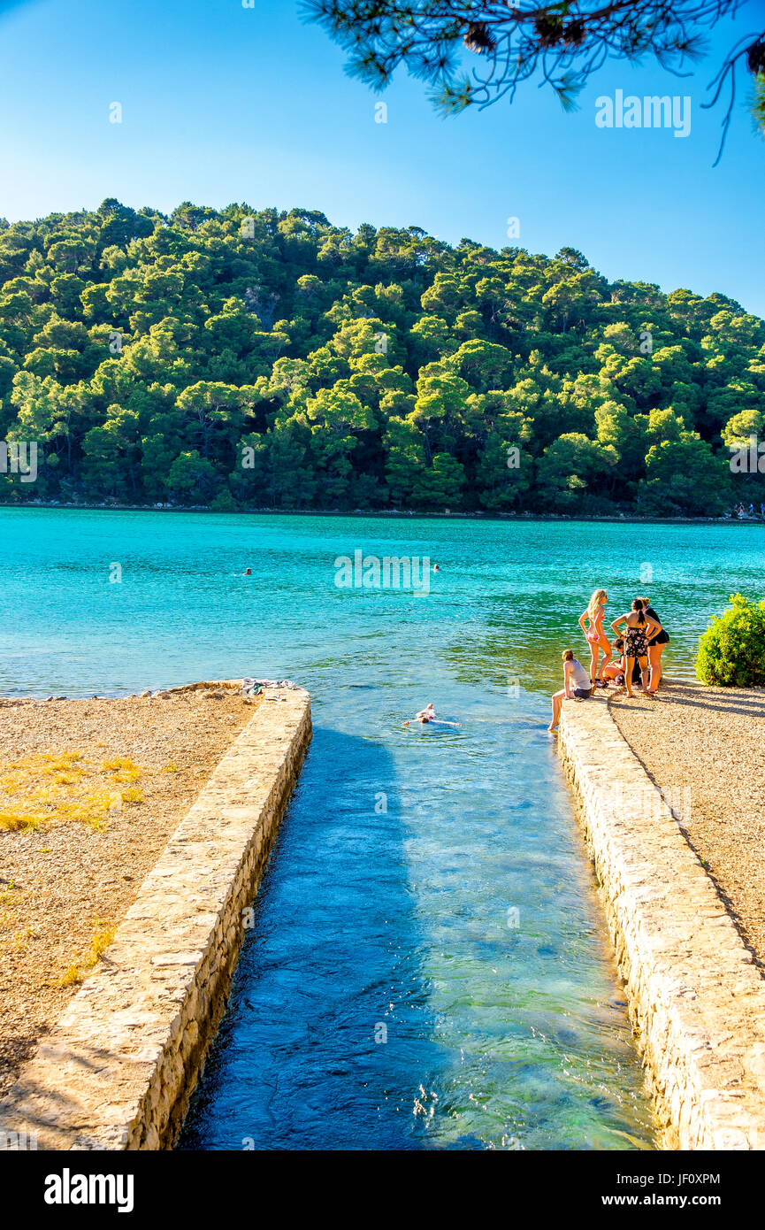 Bridge connecting two sides hi-res stock photography and images - Alamy