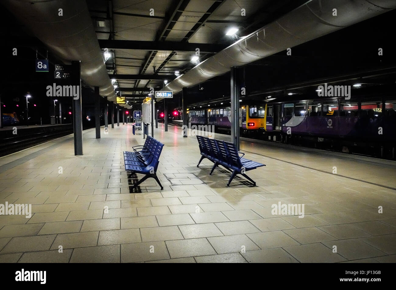 Leeds City railway Station, Platforms 8 and 6 Stock Photo - Alamy