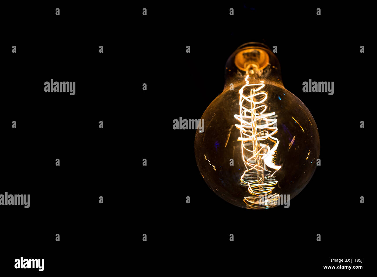 Stunning effect of lit light bulb in a pitch black background Stock ...