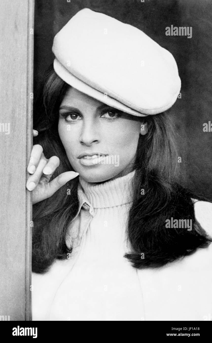 Raquel welch hi-res stock photography and images - Alamy