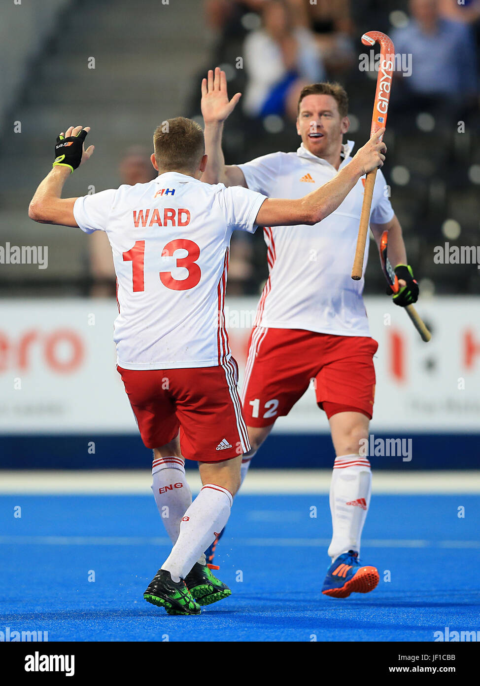 England's Sam Ward celebrates scoring with team mates Stock Photo - Alamy