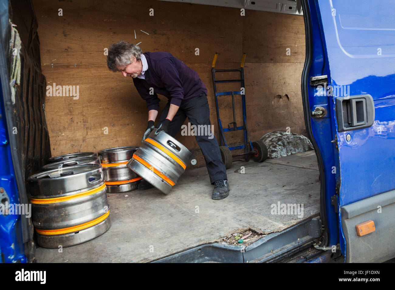Full kegs hi-res stock photography and images - Alamy