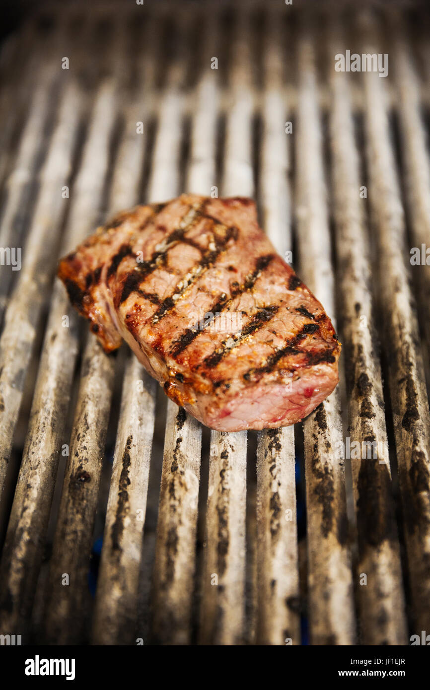 Close up high angle view of a steak on a griddle Stock Photo - Alamy