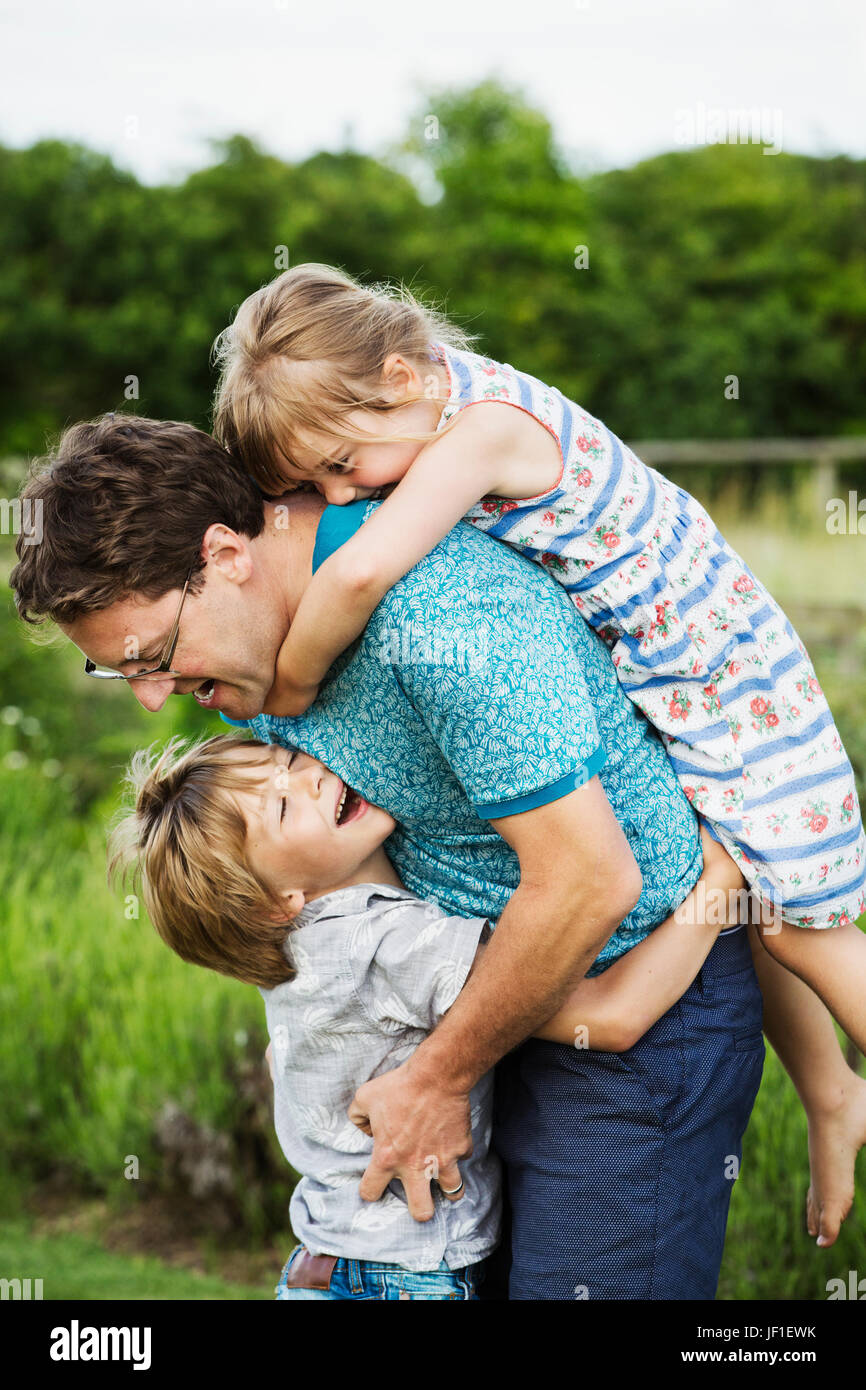 Father hugging teen daughter hi-res stock photography and images - Alamy
