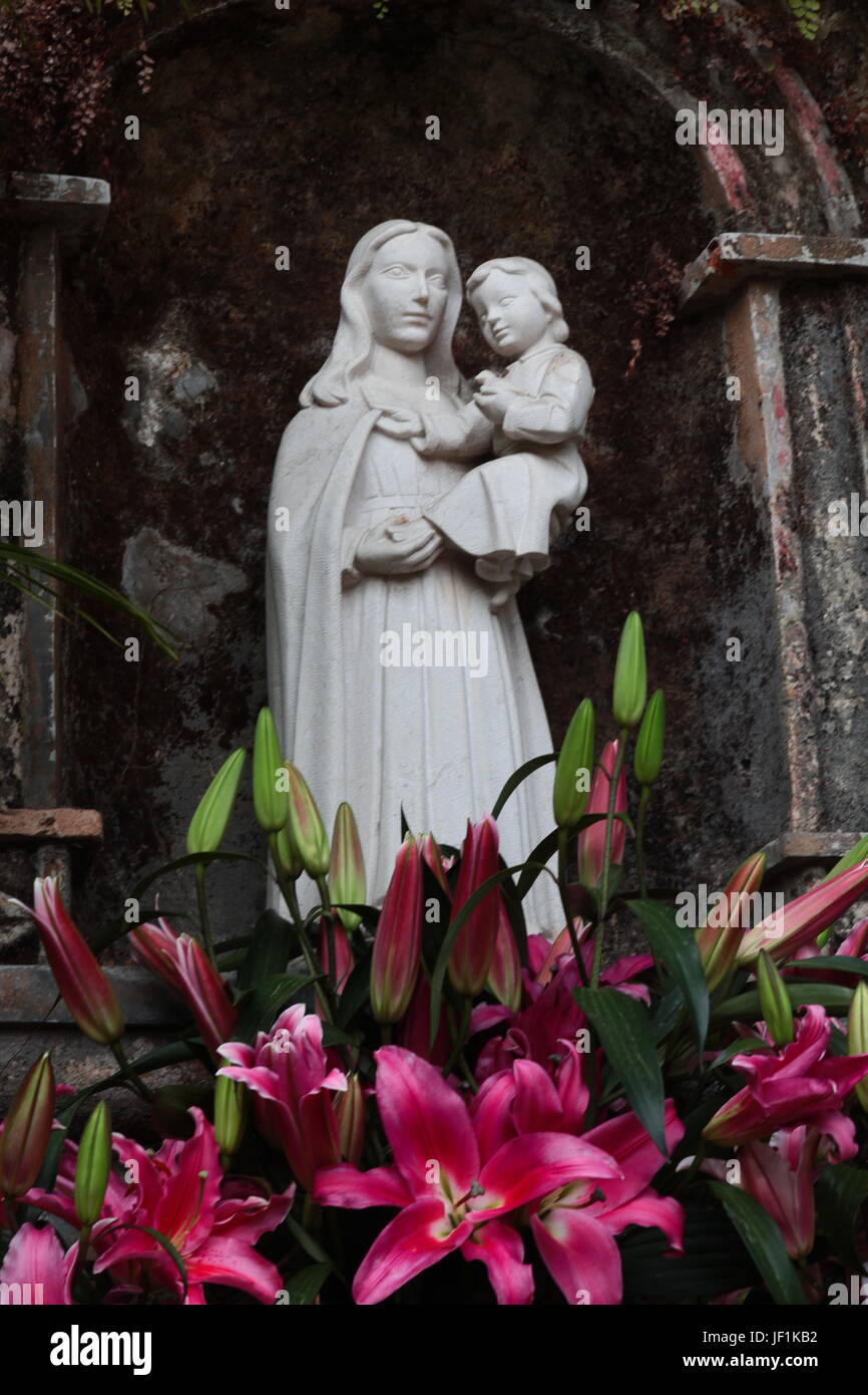 Virgin mary statue nativity hi-res stock photography and images - Alamy