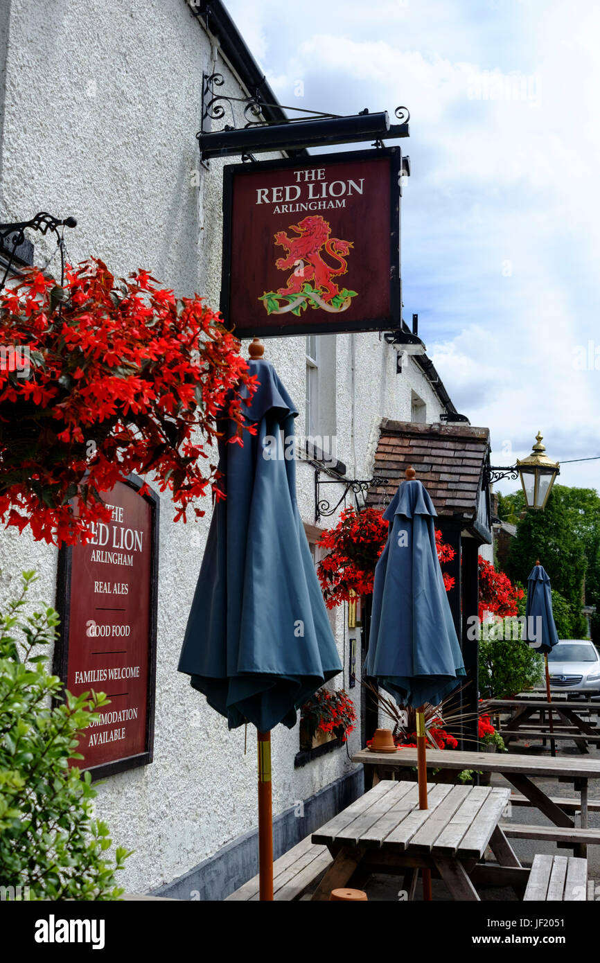 Red lion pub england hi-res stock photography and images - Alamy