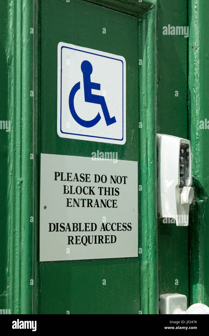 Wheelchair access signage sign hi-res stock photography and images - Alamy