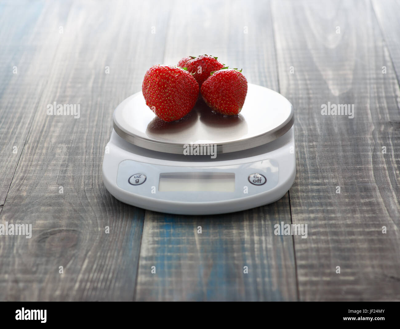 Strawberries on digital scale hi-res stock photography and images - Alamy