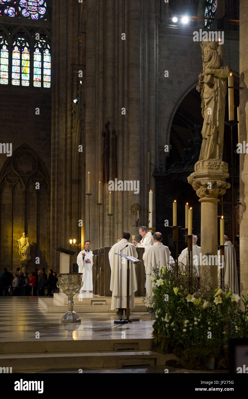 Mass in Notre-Dame de Paris Stock Photo - Alamy