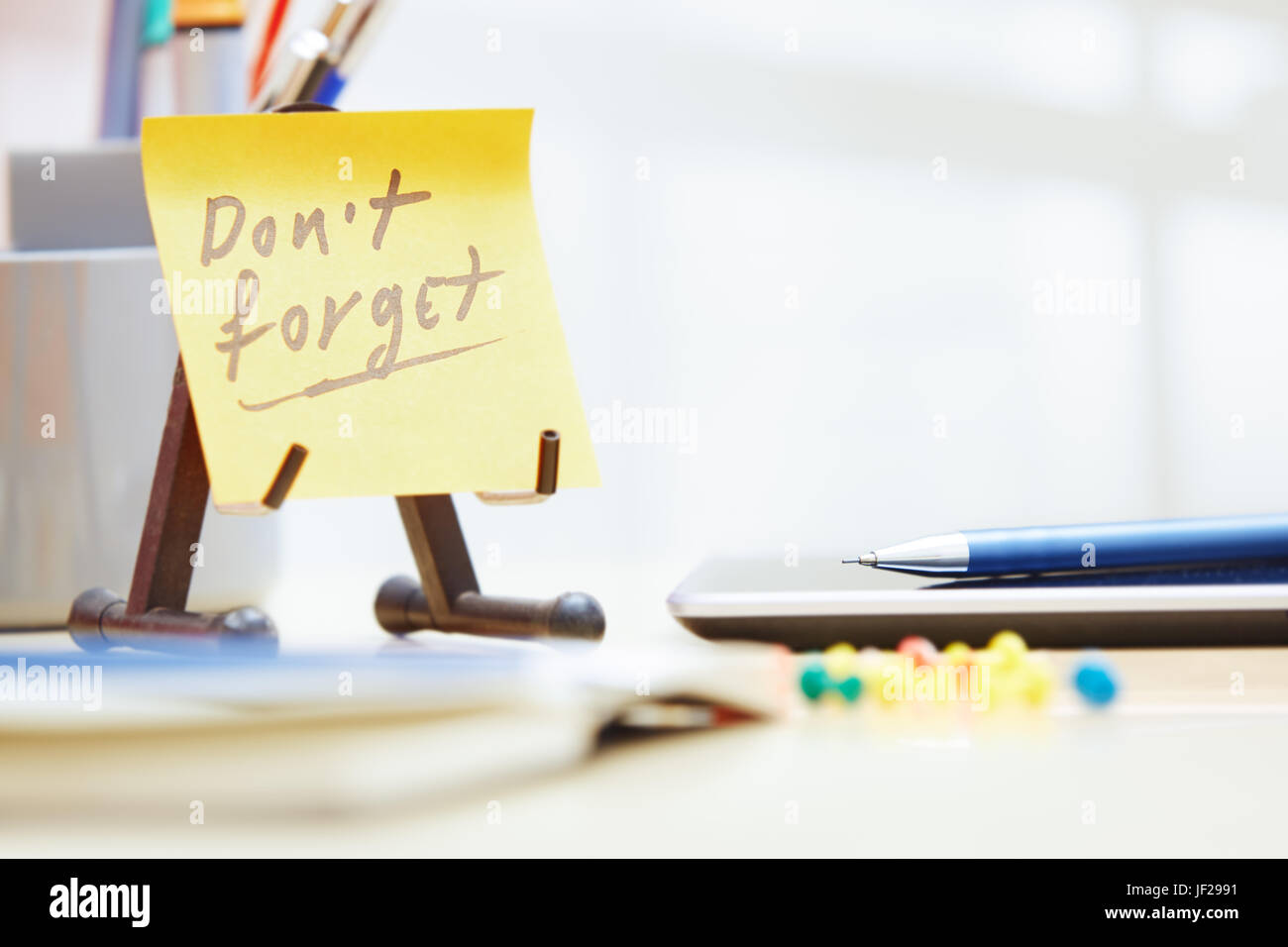 Do not forget text on adhesive note Stock Photo - Alamy