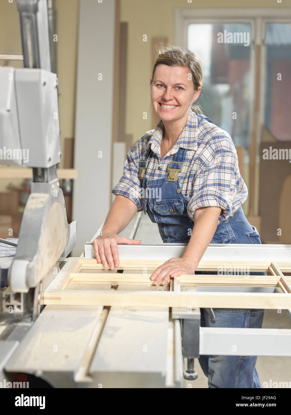 Women in workshop gender hi-res stock photography and images - Alamy