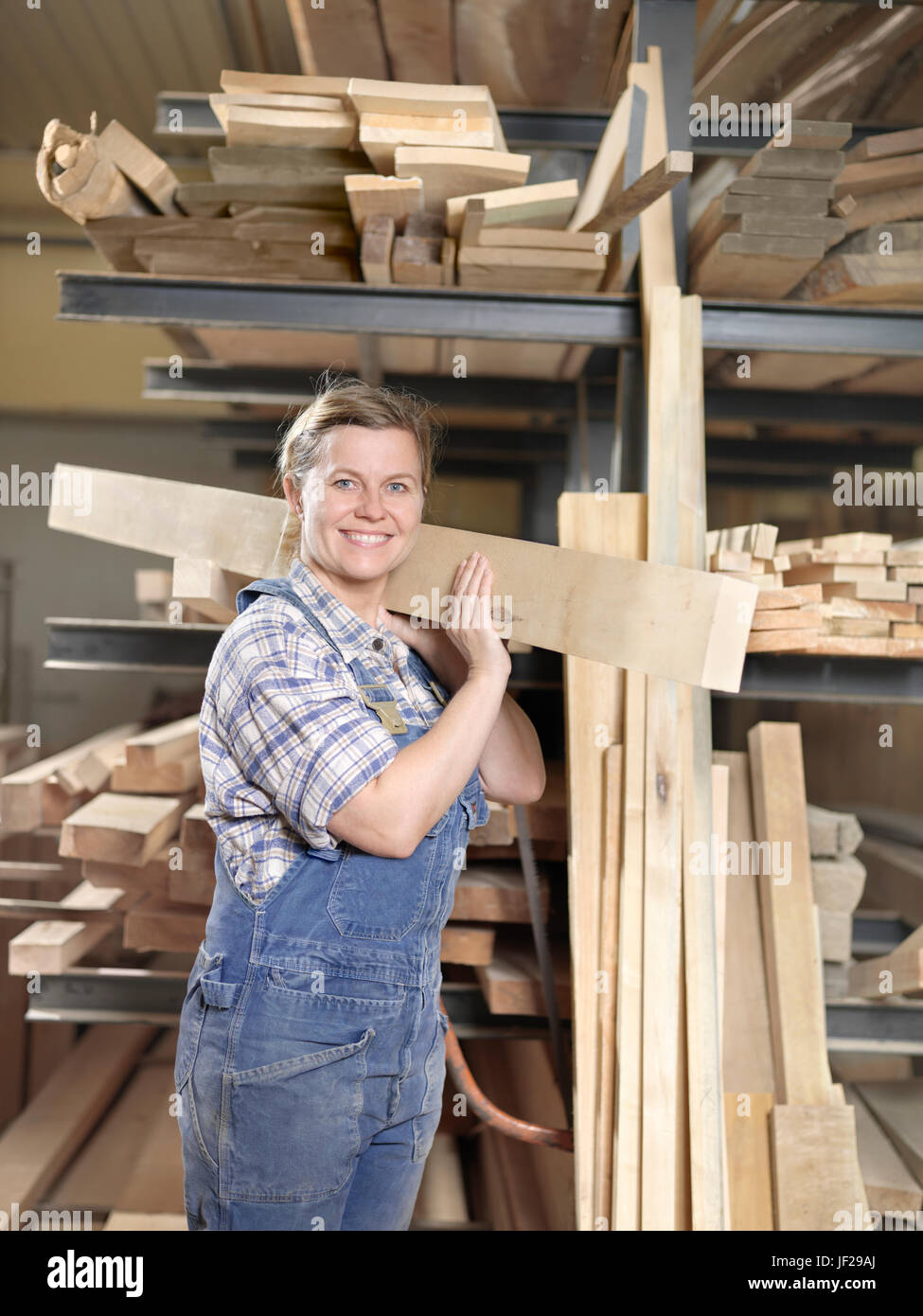 Women in workshop gender hi-res stock photography and images - Alamy