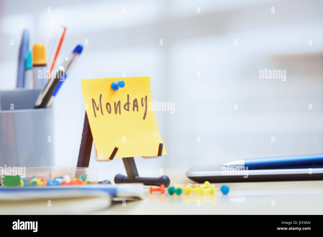 Monday on note hi-res stock photography and images - Alamy