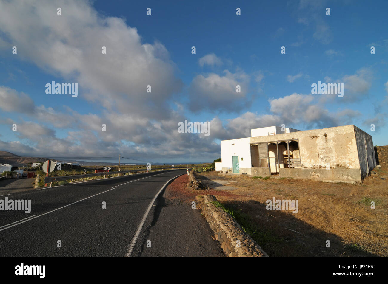 Abandoned building in desert hi-res stock photography and images - Alamy
