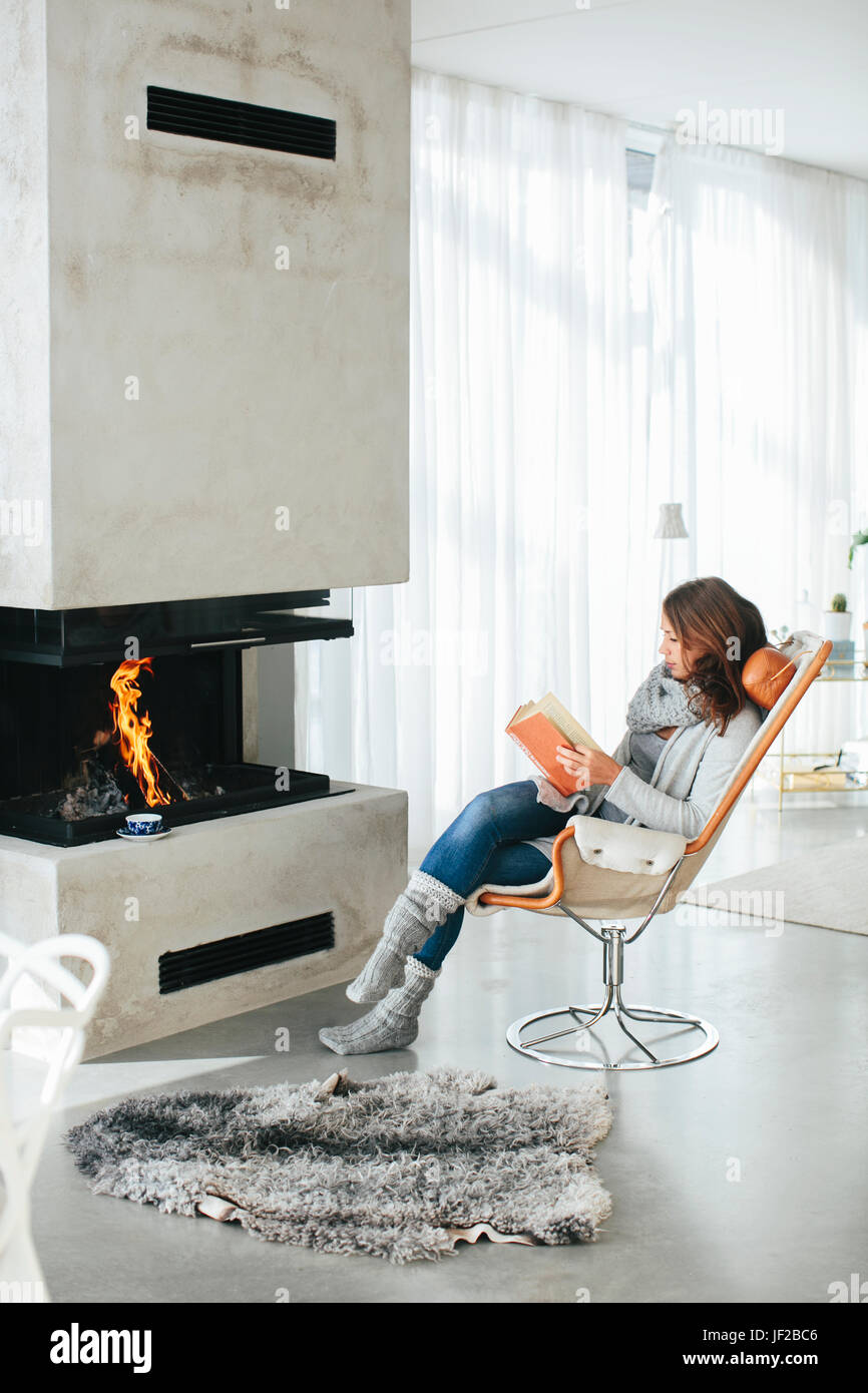 Woman reading in front fire hi-res stock photography and images - Alamy