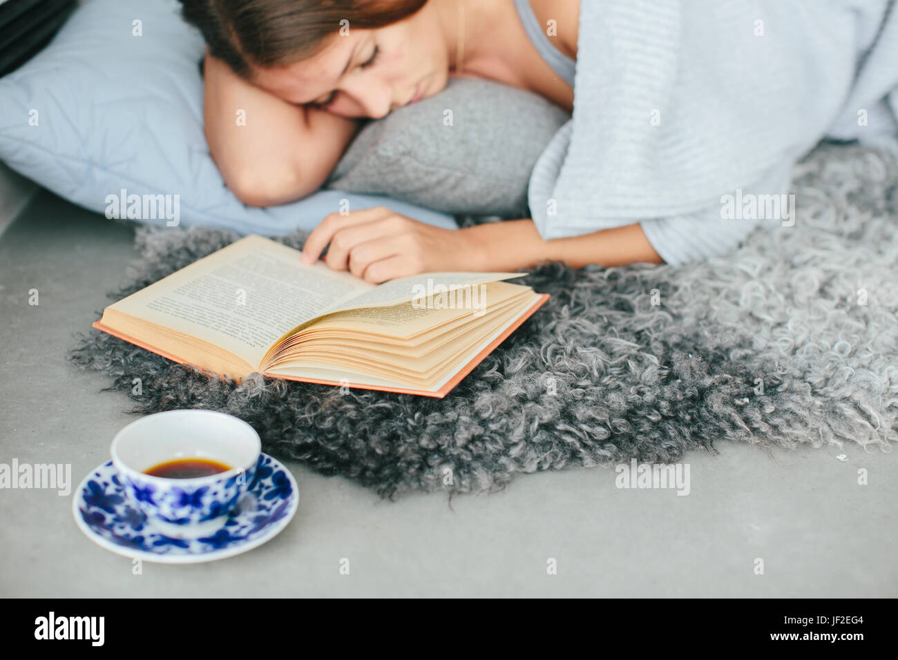 Open book side angle hi-res stock photography and images - Alamy