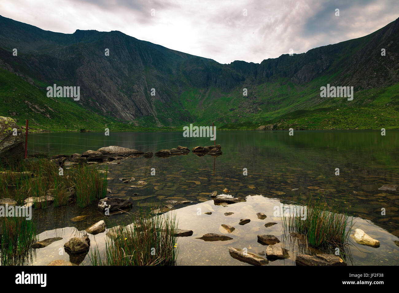 Llyn idwal snowdonia national park hi-res stock photography and images ...