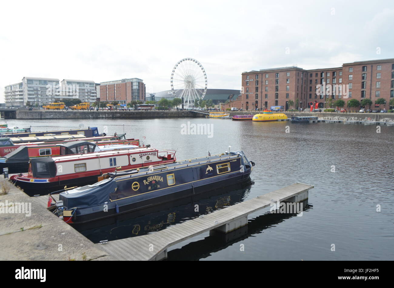 Wheel of Liverpool on the Albert Dock of the River Mersey in Liverpool ...
