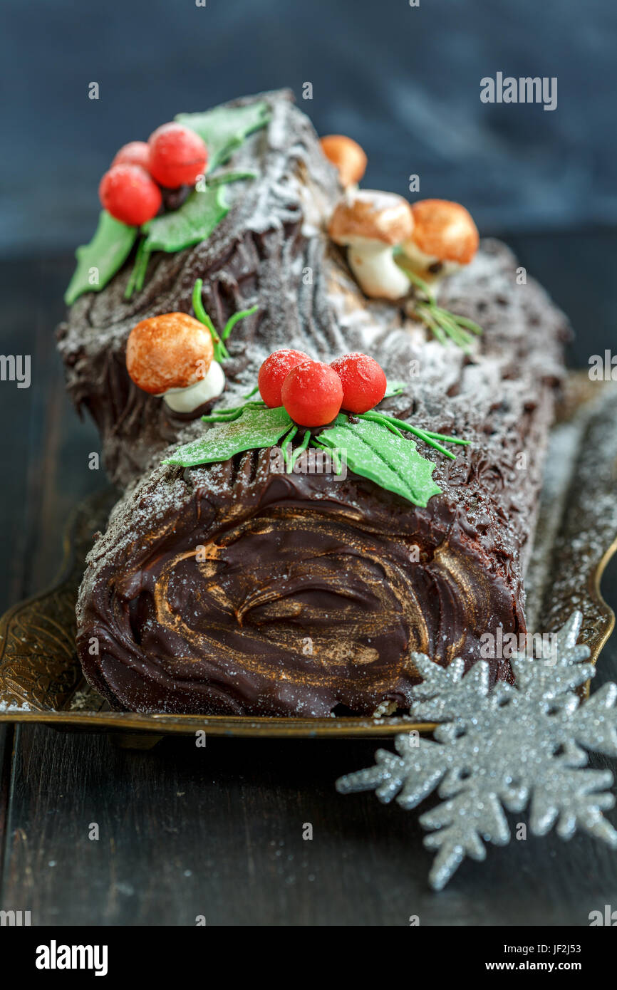Yule log cake hi-res stock photography and images - Alamy