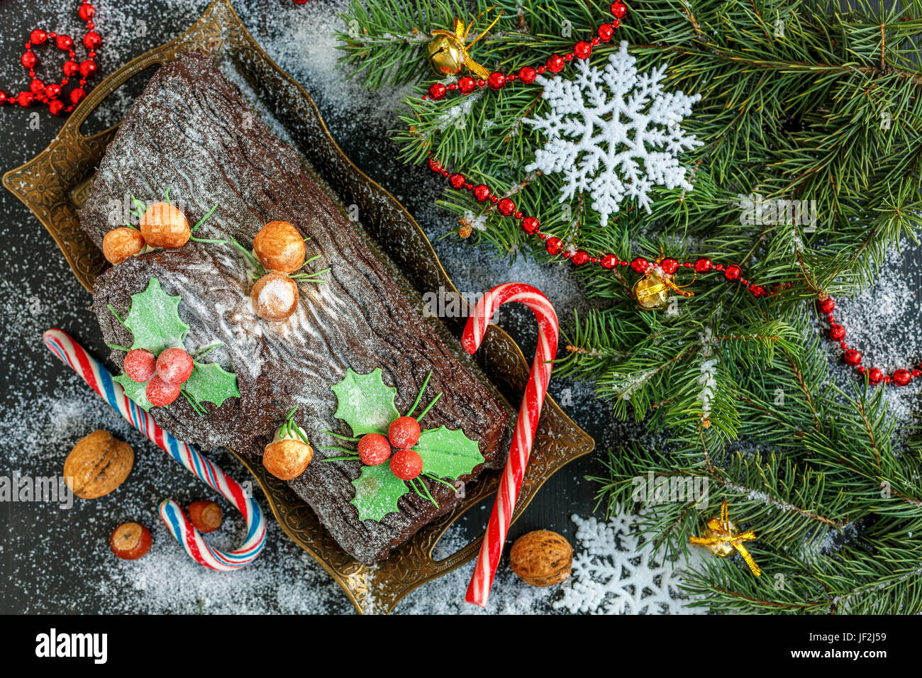 Traditional yule log hi-res stock photography and images - Alamy