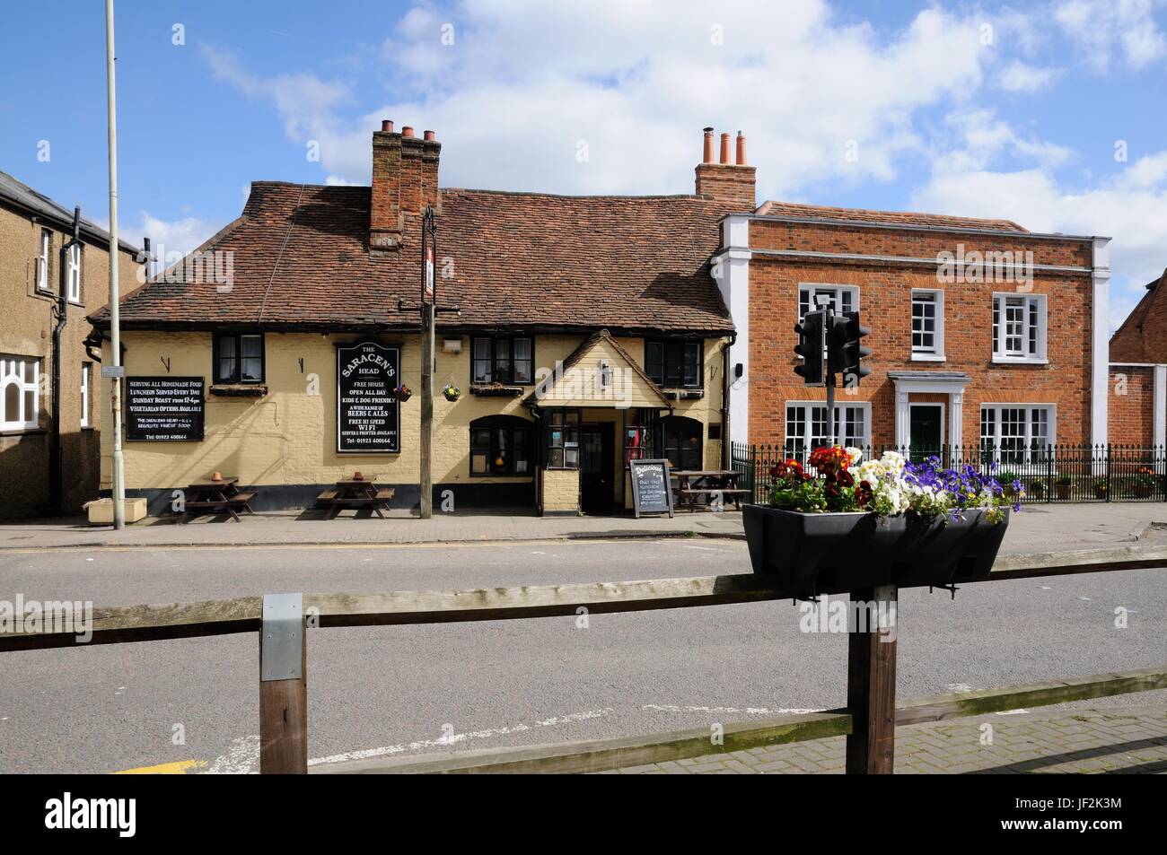Saracens head public house hi-res stock photography and images - Alamy
