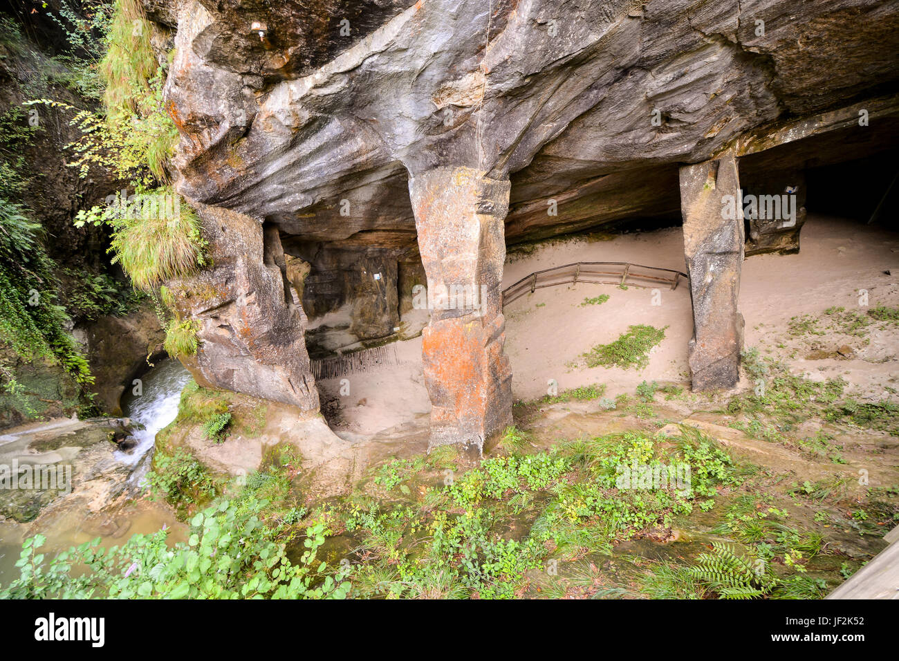 Jungle cave entrance hi-res stock photography and images - Alamy