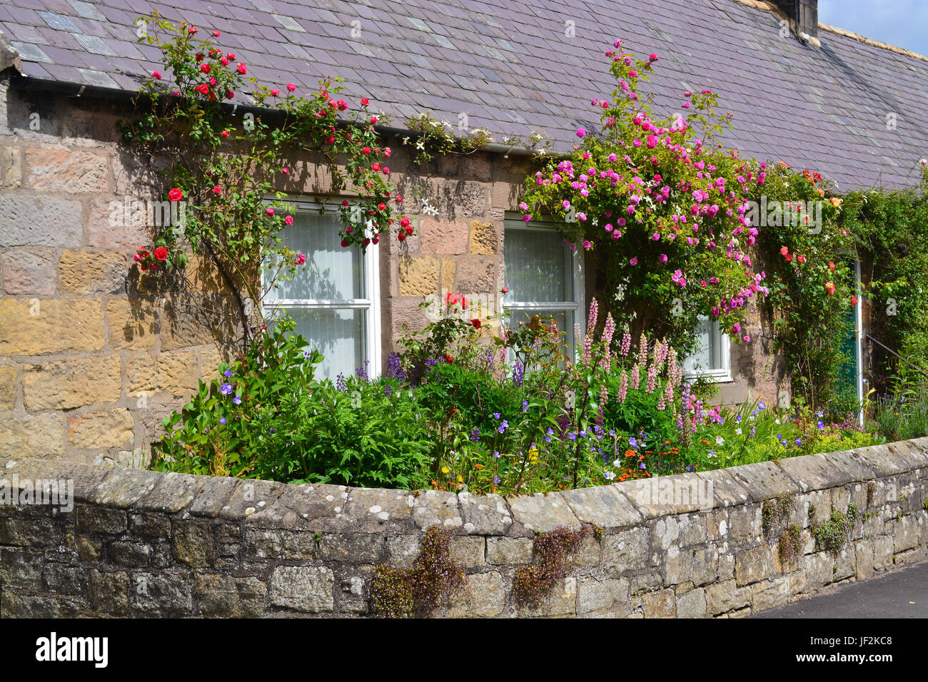 English stone cottage slate hi-res stock photography and images - Alamy