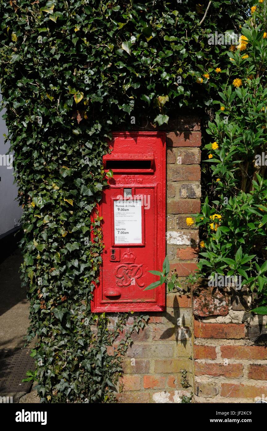 GR Post box beside cottages on Langley Hill, Kings Langley ...
