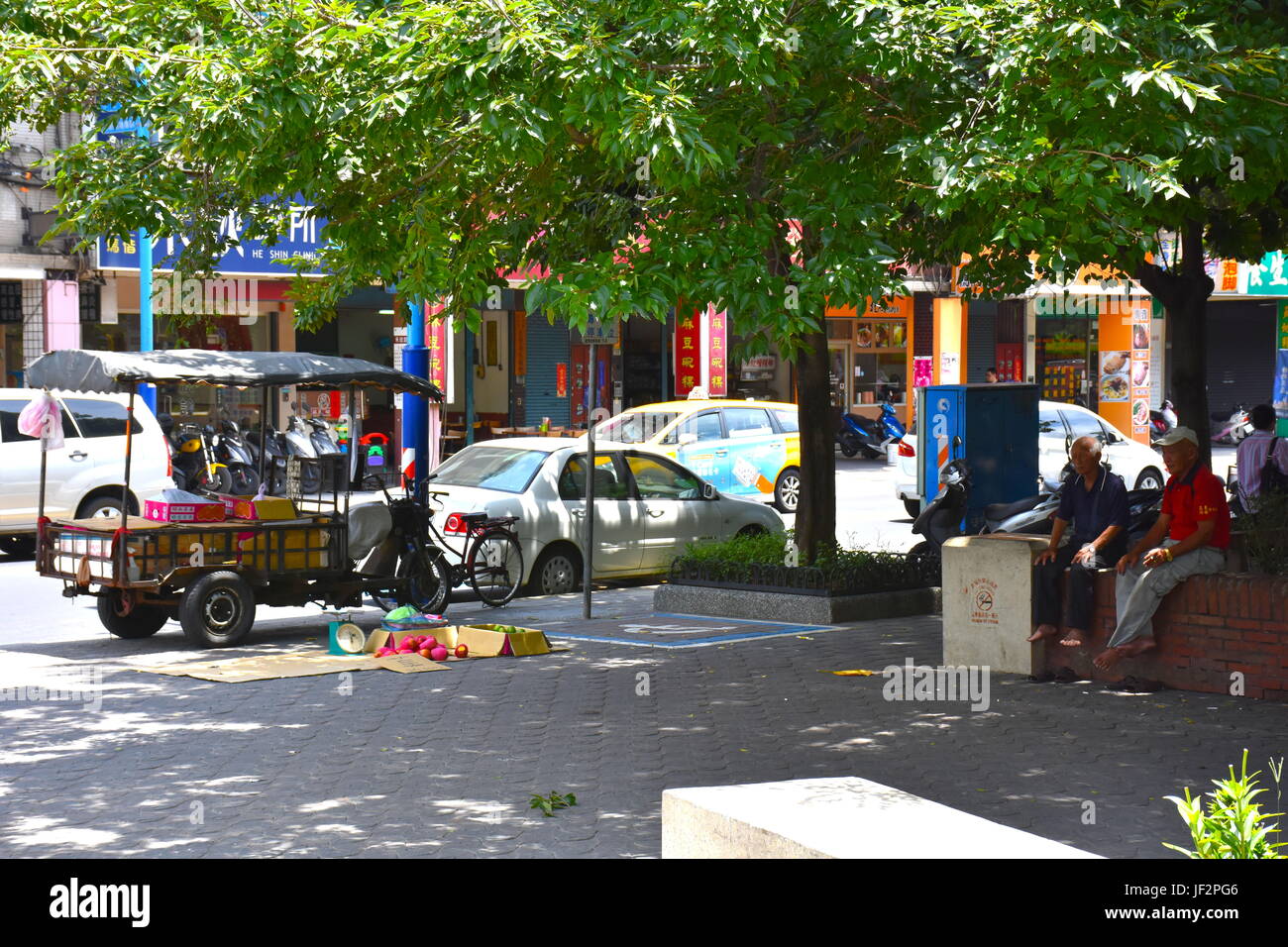 Man sitting under shade tree hi-res stock photography and images - Alamy