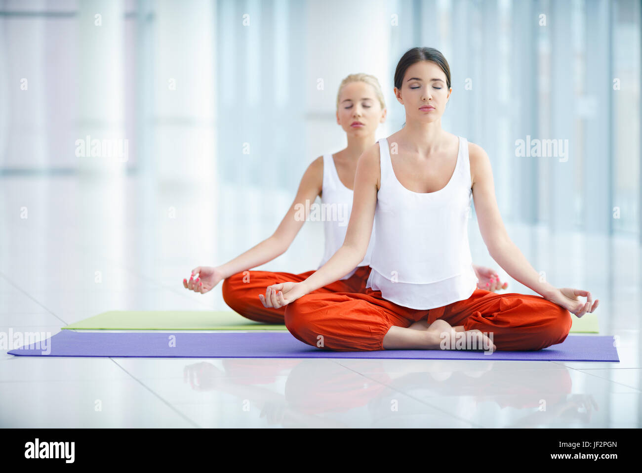 Stretching females hi-res stock photography and images - Alamy