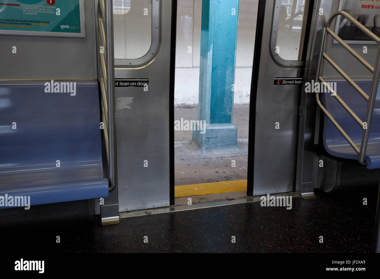 Subway doors opening hi-res stock photography and images - Alamy