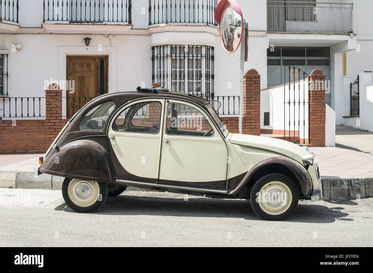 Vintage car in front of the house Stock Photo - Alamy