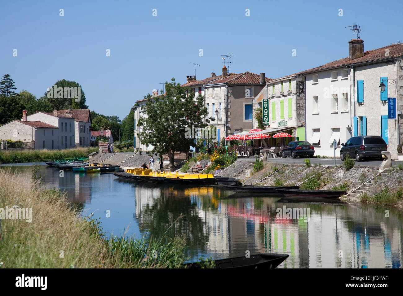Coulon village hi-res stock photography and images - Alamy