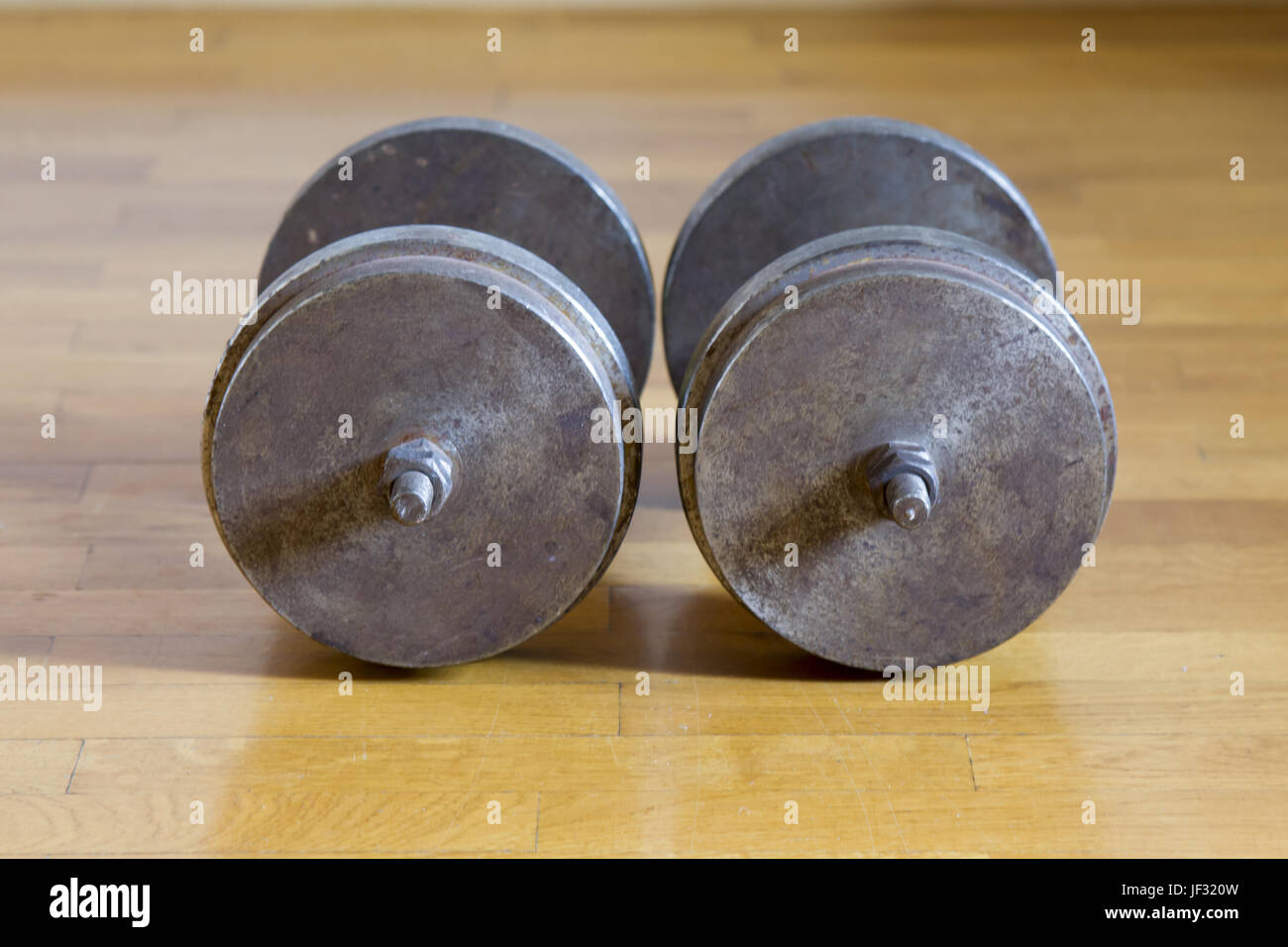 Old gym interior equipment iron hi-res stock photography and images - Alamy