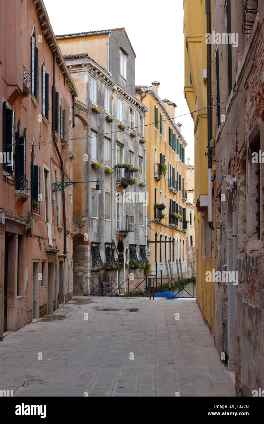 One of many narrow alleys in Venice, Italy Stock Photo - Alamy