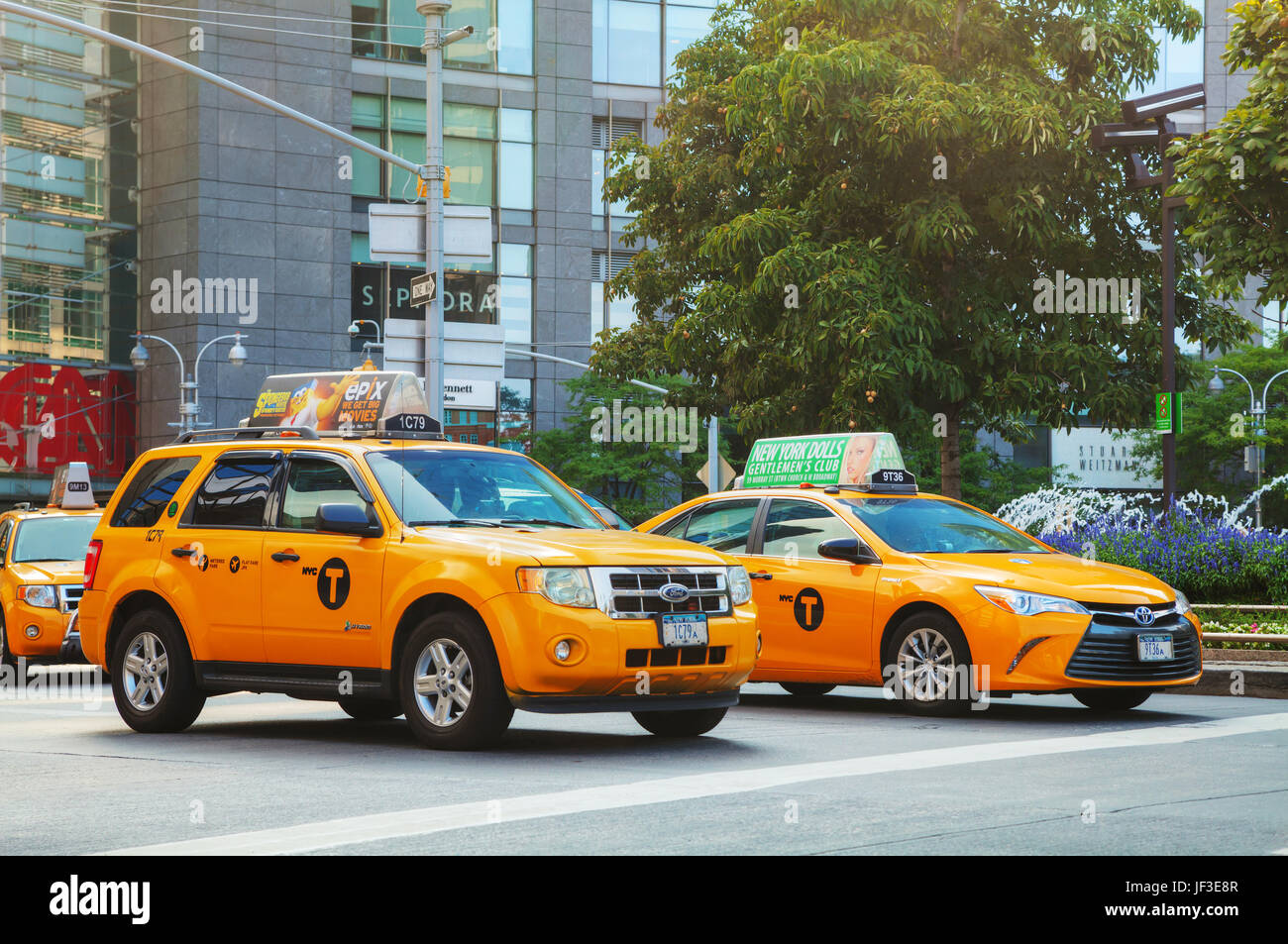 Yellow cabs in New York City Stock Photo - Alamy