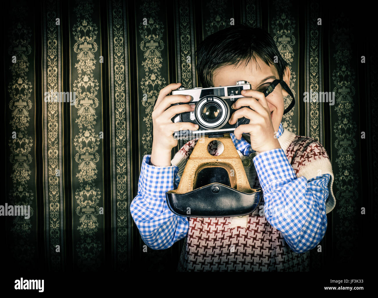 Child taking pictures with vintage camera Stock Photo - Alamy
