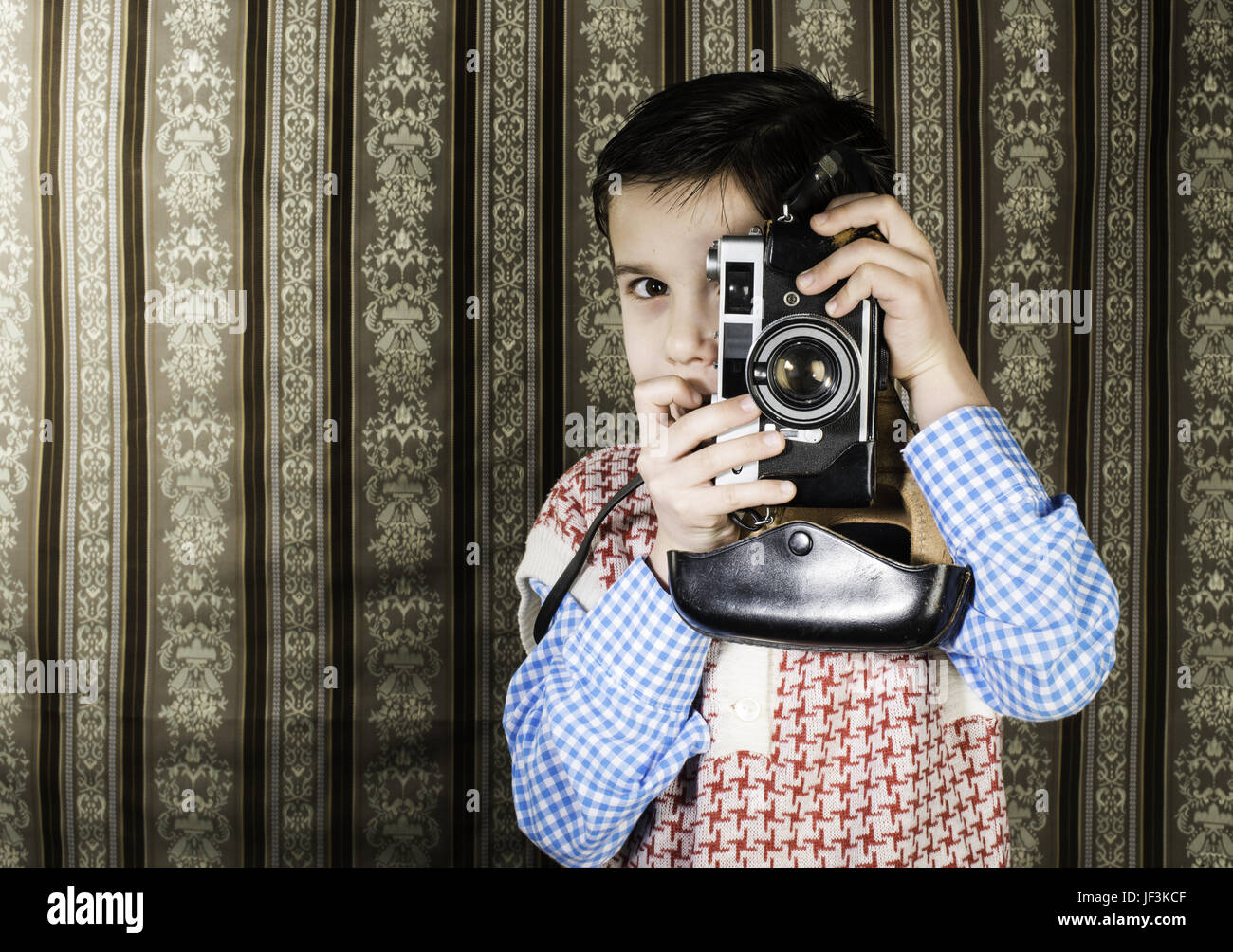 Child taking pictures with vintage camera Stock Photo - Alamy