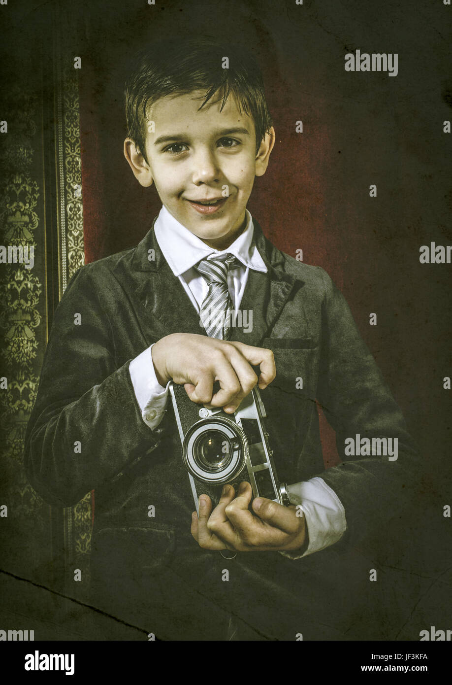 Child taking pictures with vintage camera Stock Photo - Alamy