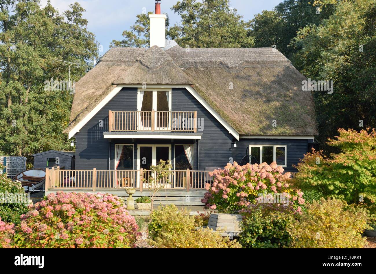English thatched cottage hi-res stock photography and images - Alamy