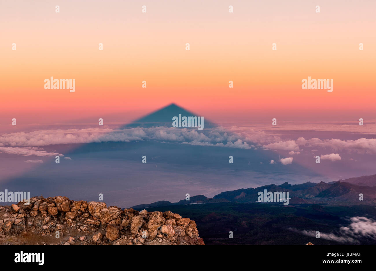 Volcano shadow hi-res stock photography and images - Alamy
